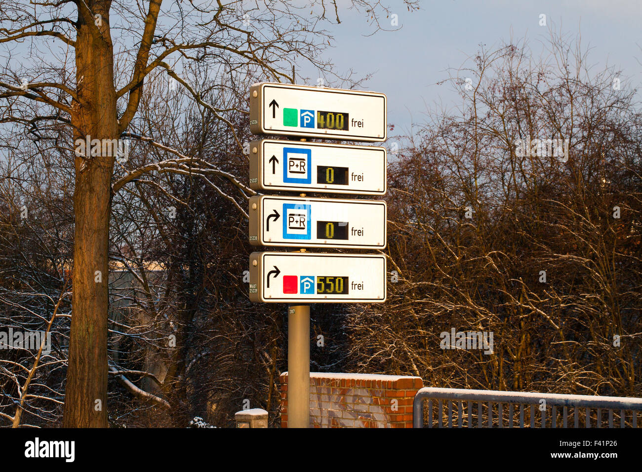 Verkehrszeichen parken -Fotos und -Bildmaterial in hoher Auflösung – Alamy