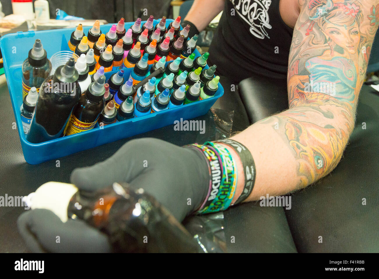 Body piercings -Fotos und -Bildmaterial in hoher Auflösung - Seite 3 ...