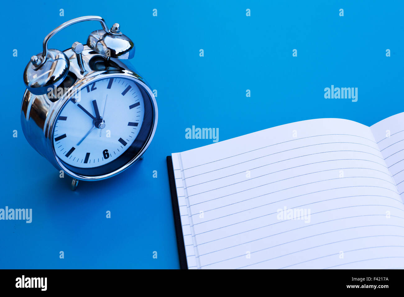 Blauer notizblock -Fotos und -Bildmaterial in hoher Auflösung – Alamy