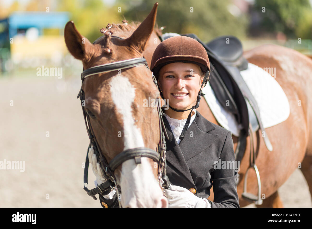 Mädchen mit pferd -Fotos und -Bildmaterial in hoher Auflösung – Alamy
