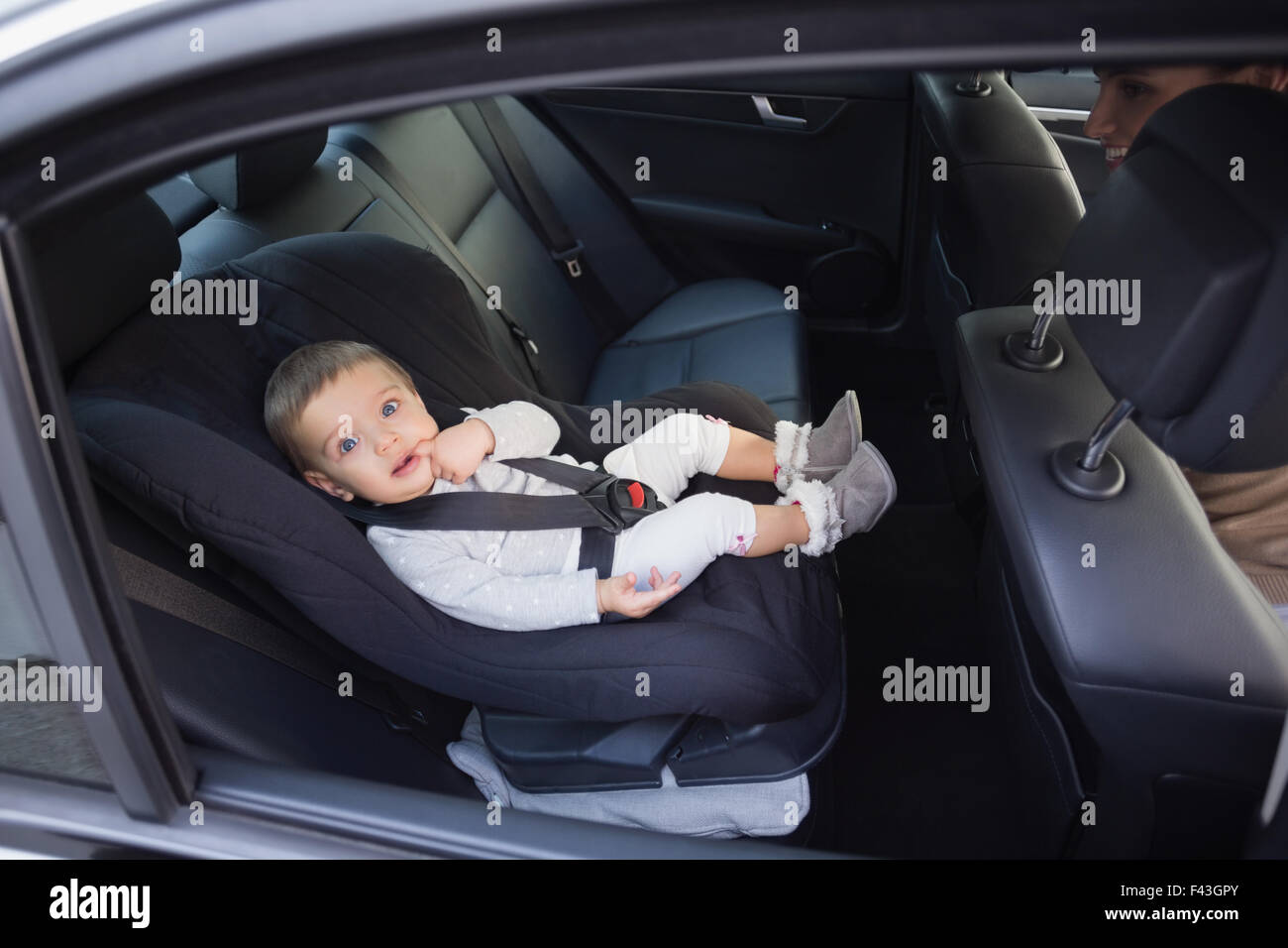 Baby im autositz -Fotos und -Bildmaterial in hoher Auflösung – Alamy