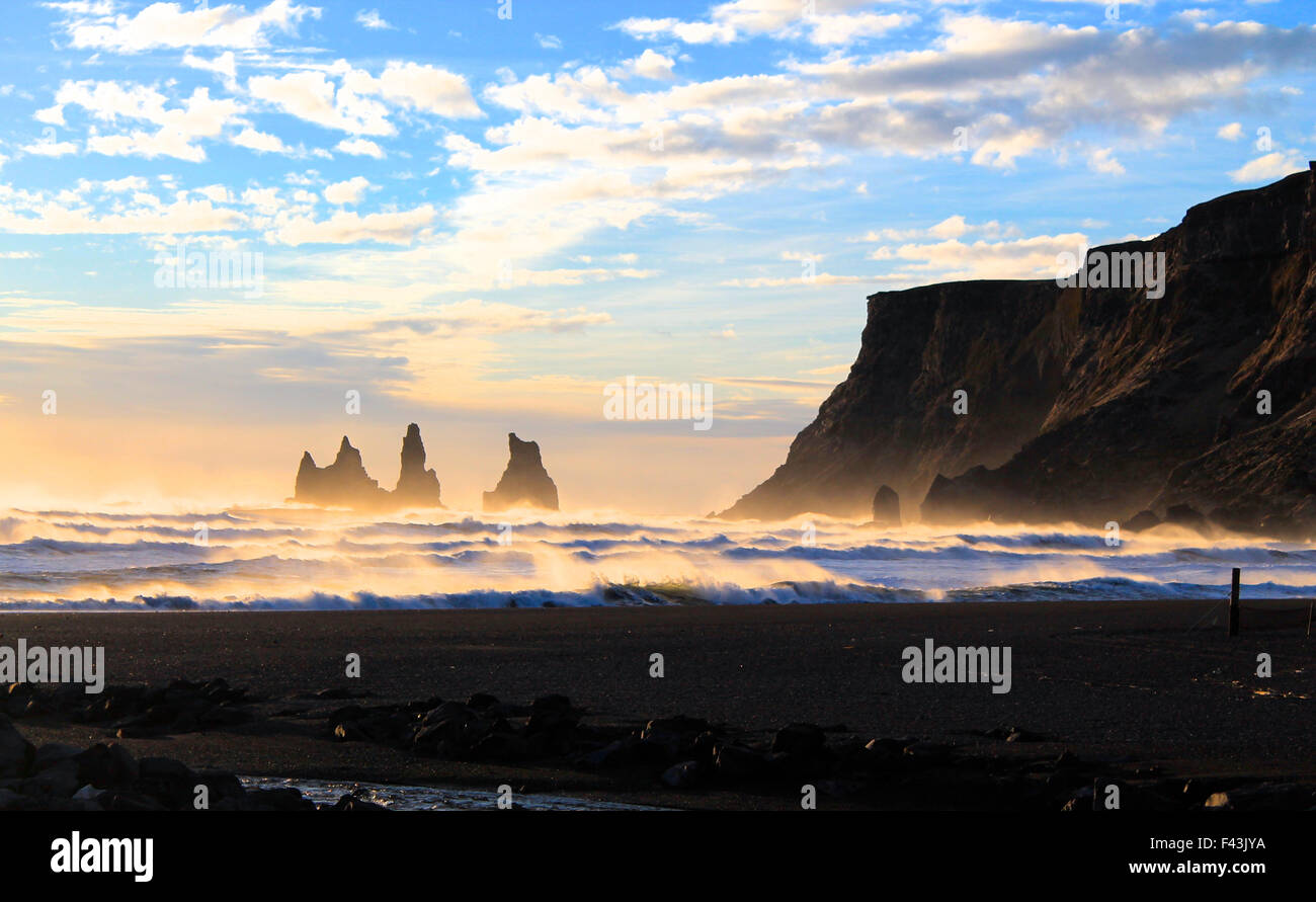 Reynisdranger vik -Fotos und -Bildmaterial in hoher Auflösung – Alamy