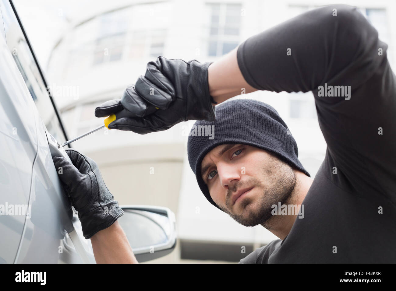 Breaking into car -Fotos und -Bildmaterial in hoher Auflösung – Alamy
