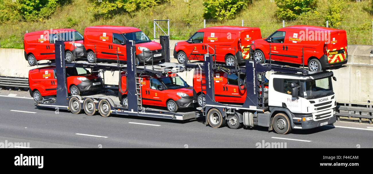 Autotransporter beladen mit sieben neuen Royal Mail rot Fiat ...
