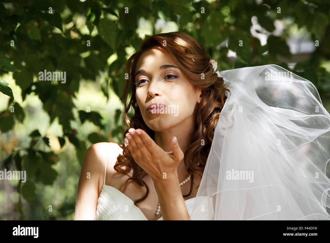 Blowing kiss -Fotos und -Bildmaterial in hoher Auflösung – Alamy