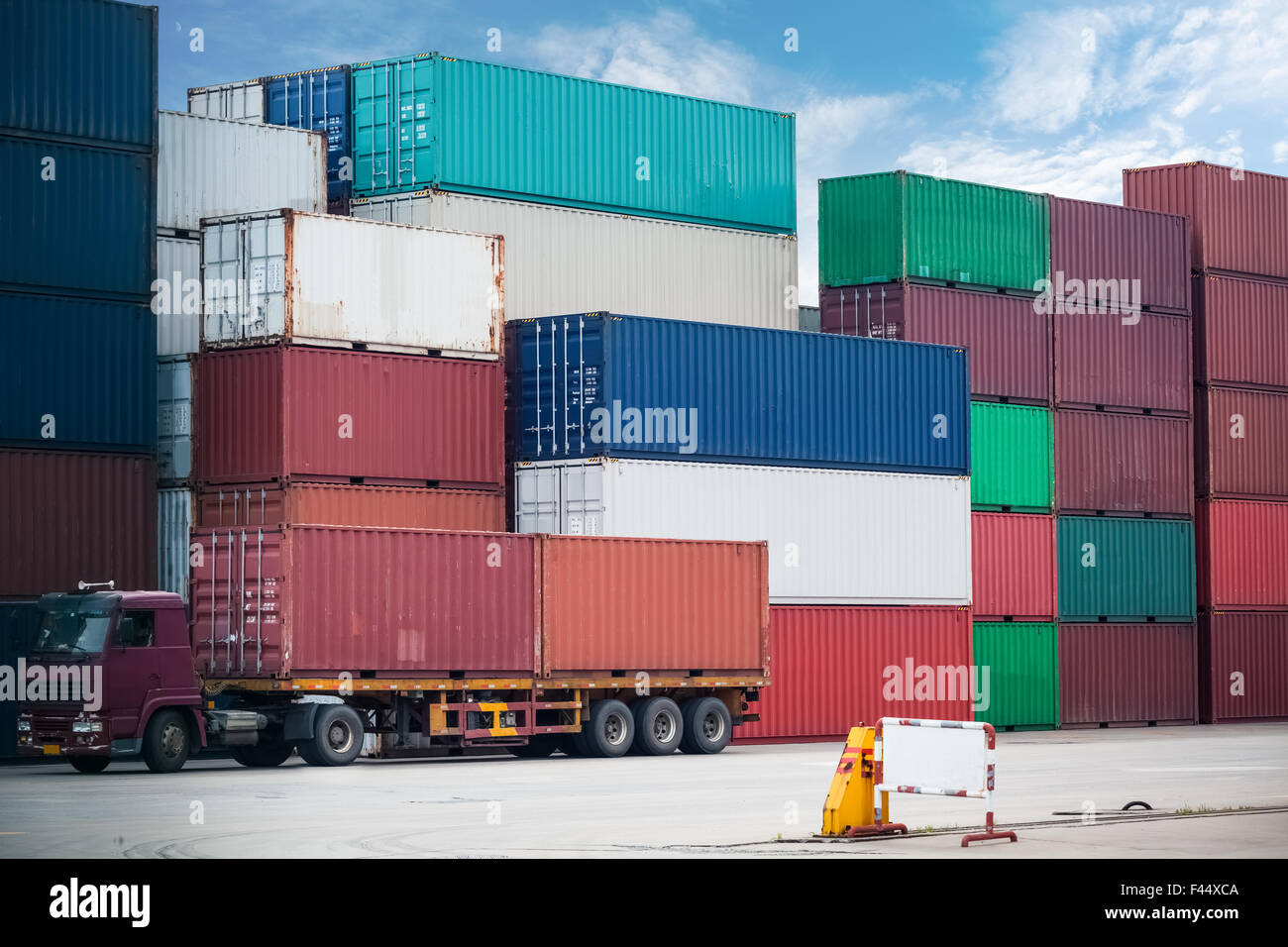 Trucks port containers -Fotos und -Bildmaterial in hoher Auflösung – Alamy