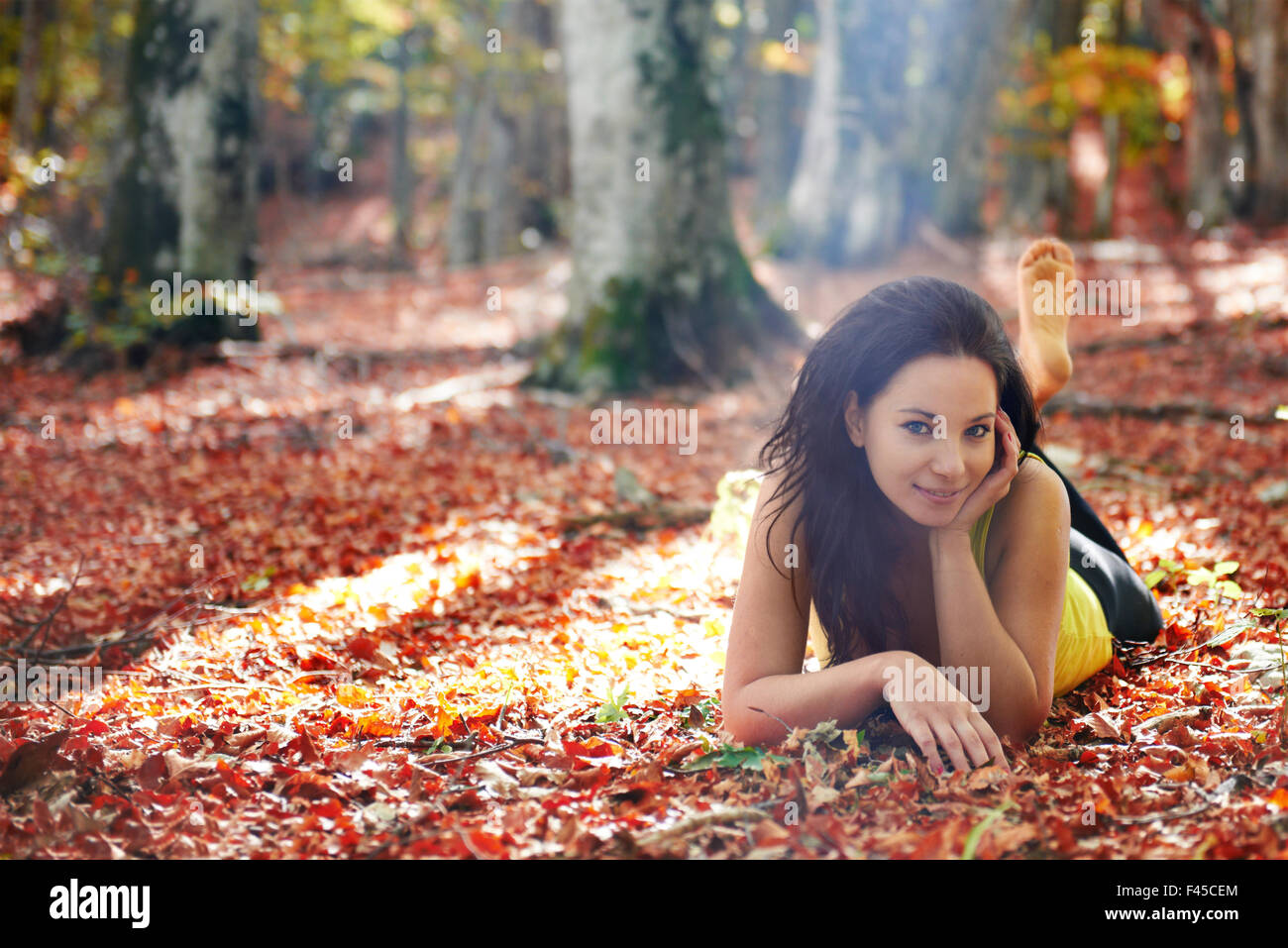 Mädchen im wald fröhlich -Fotos und -Bildmaterial in hoher Auflösung – Alamy