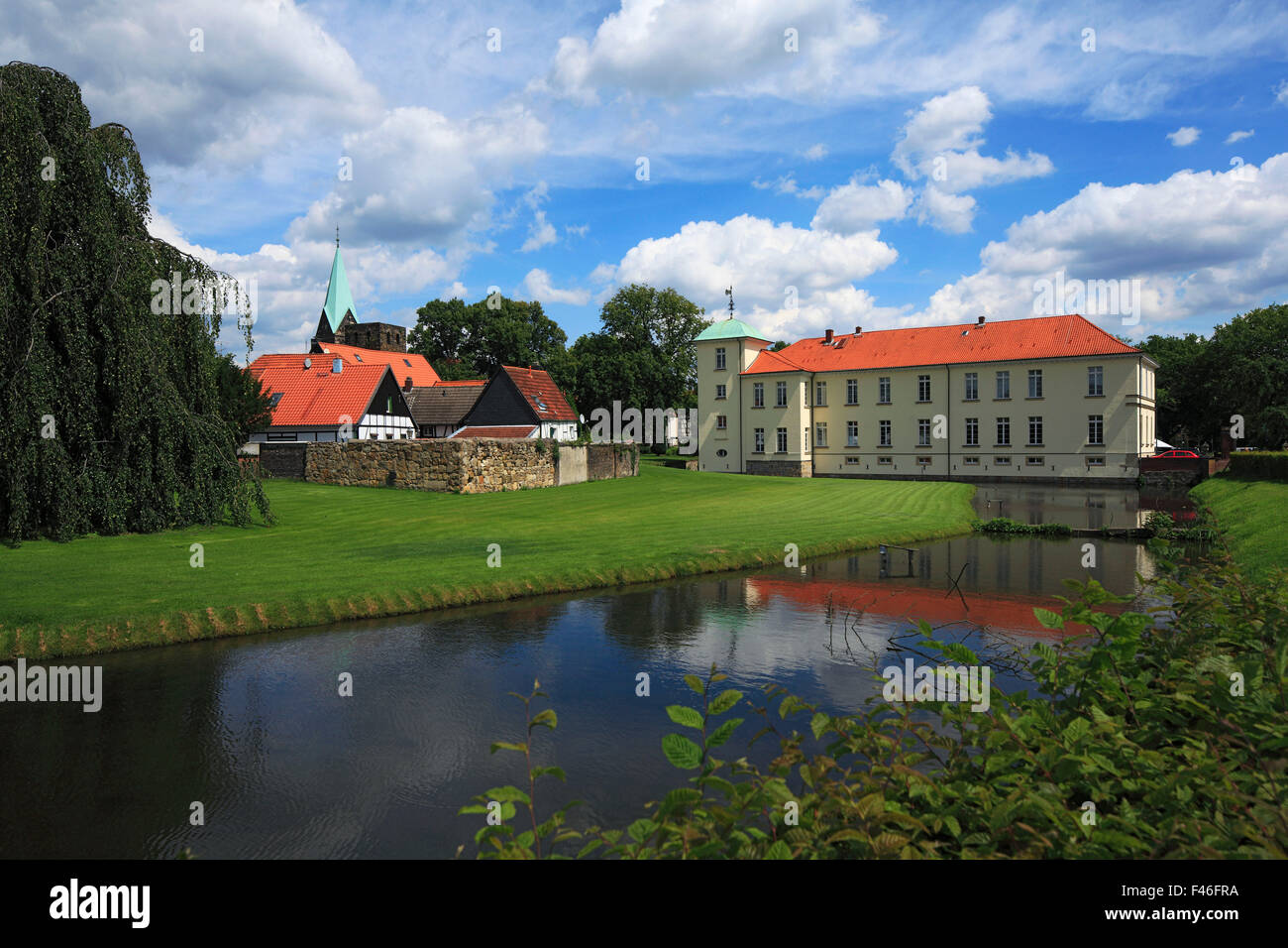 Altes Dorf Und Wasserschloss Westerholt, Stadtmauer, Buergerhaeuser Und ...