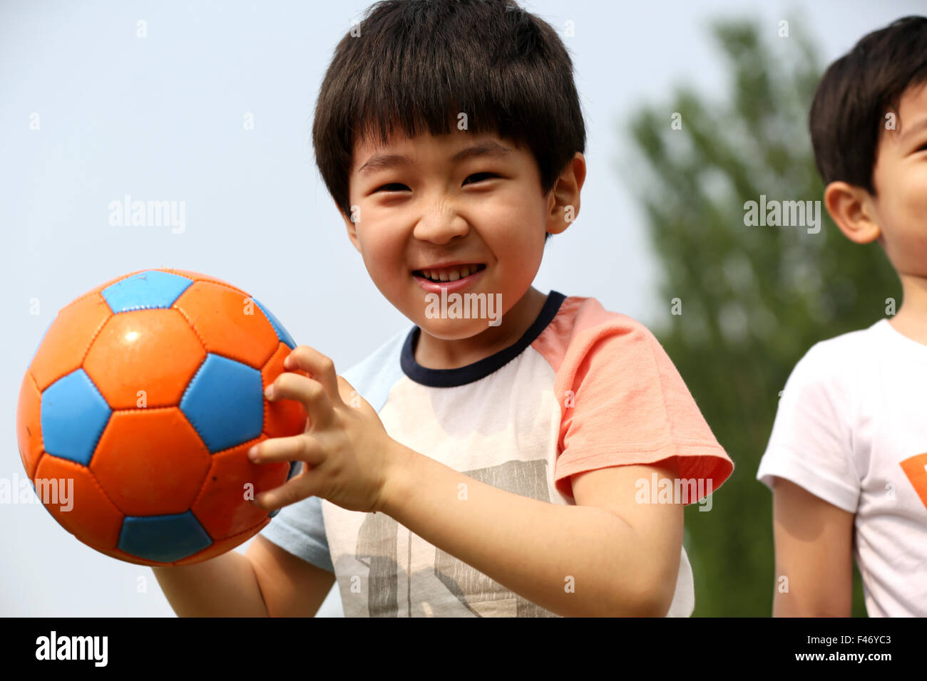 Jungs spielen mit ball -Fotos und -Bildmaterial in hoher Auflösung – Alamy