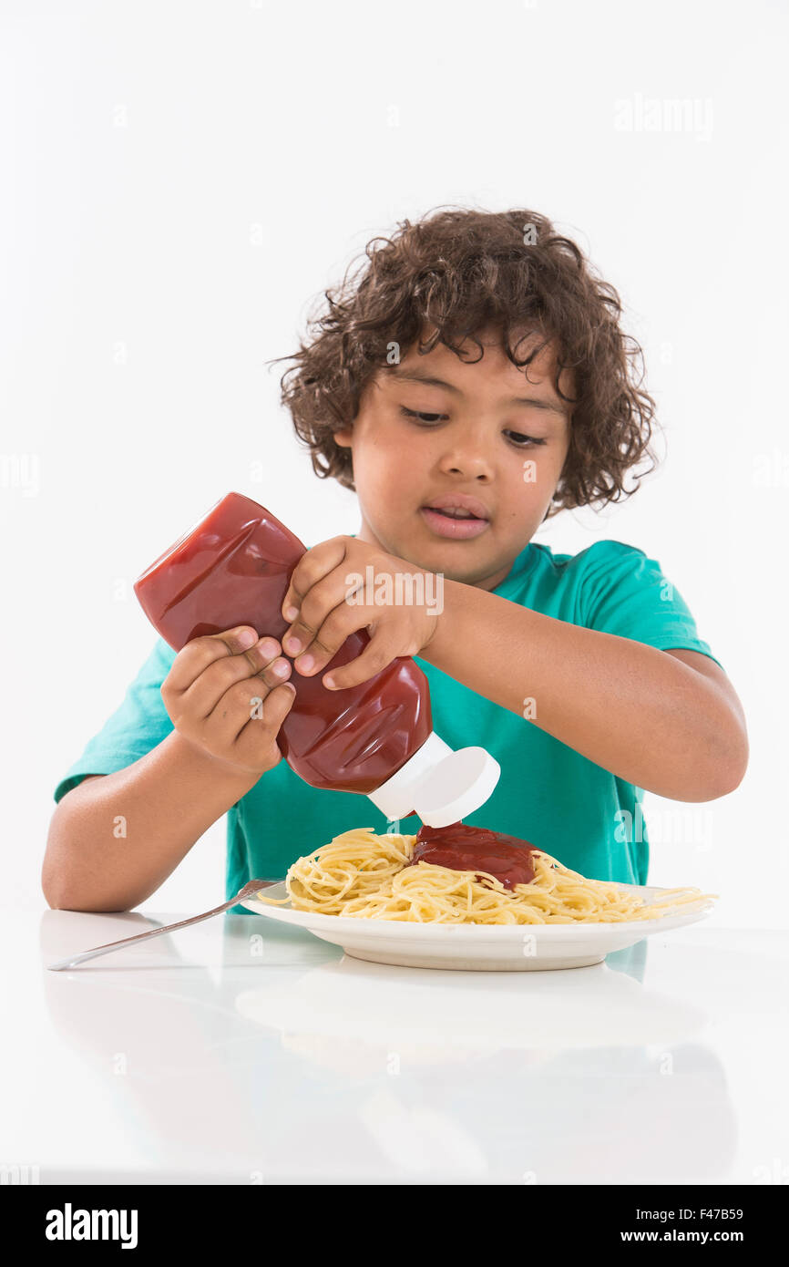 Spaghetti kind essen -Fotos und -Bildmaterial in hoher Auflösung – Alamy