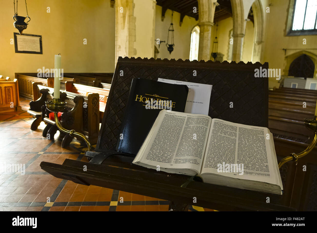 Rednerpult bibel -Fotos und -Bildmaterial in hoher Auflösung – Alamy