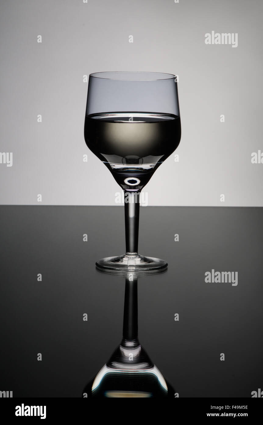 Weinglas stehend -Fotos und -Bildmaterial in hoher Auflösung – Alamy