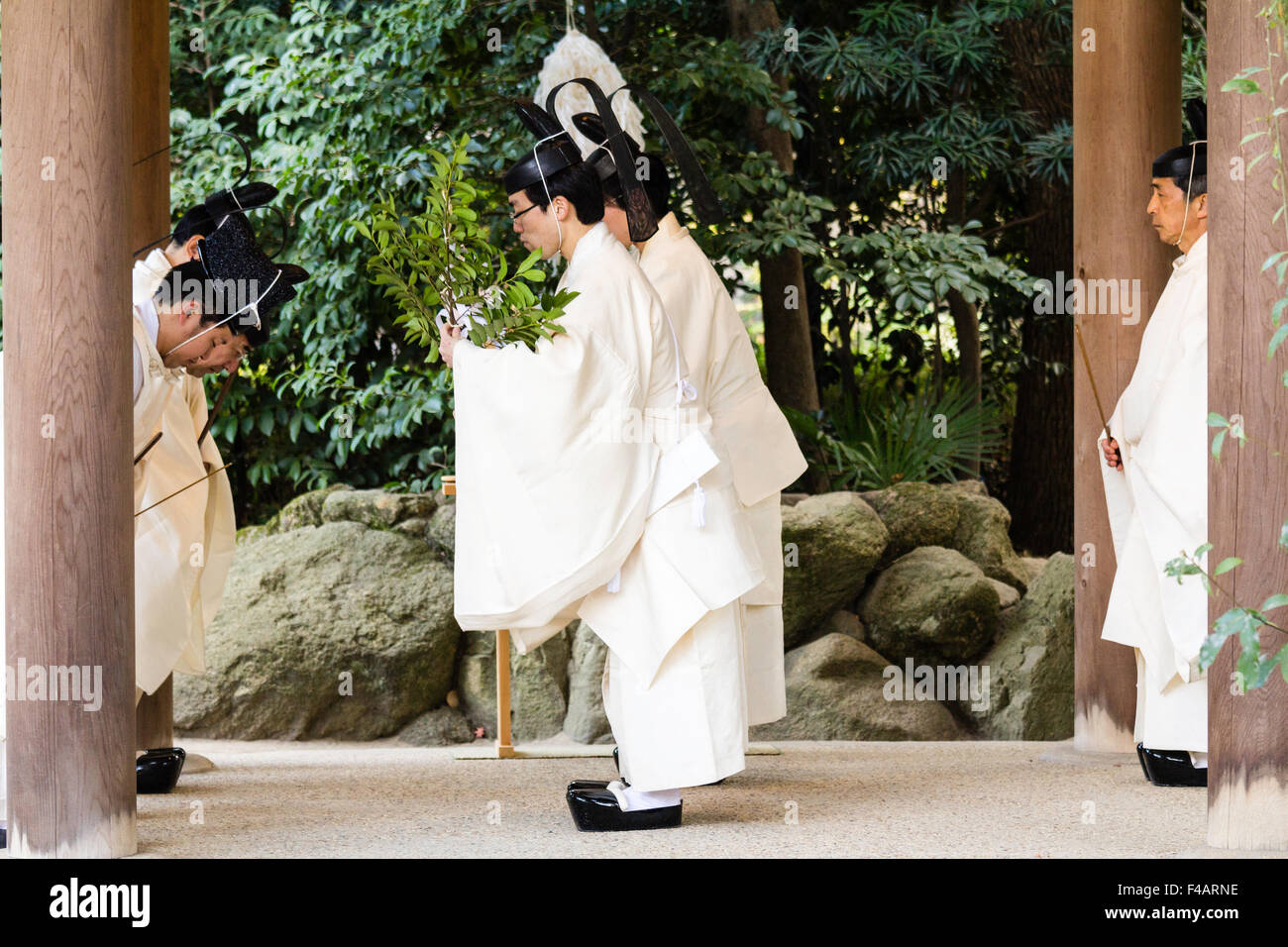 Japan shinto bow -Fotos und -Bildmaterial in hoher Auflösung – Alamy