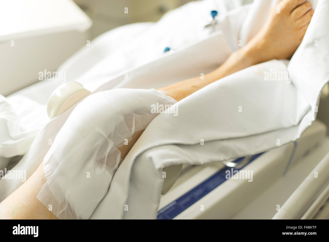 Knie-OP im Krankenhaus Stockfotografie - Alamy