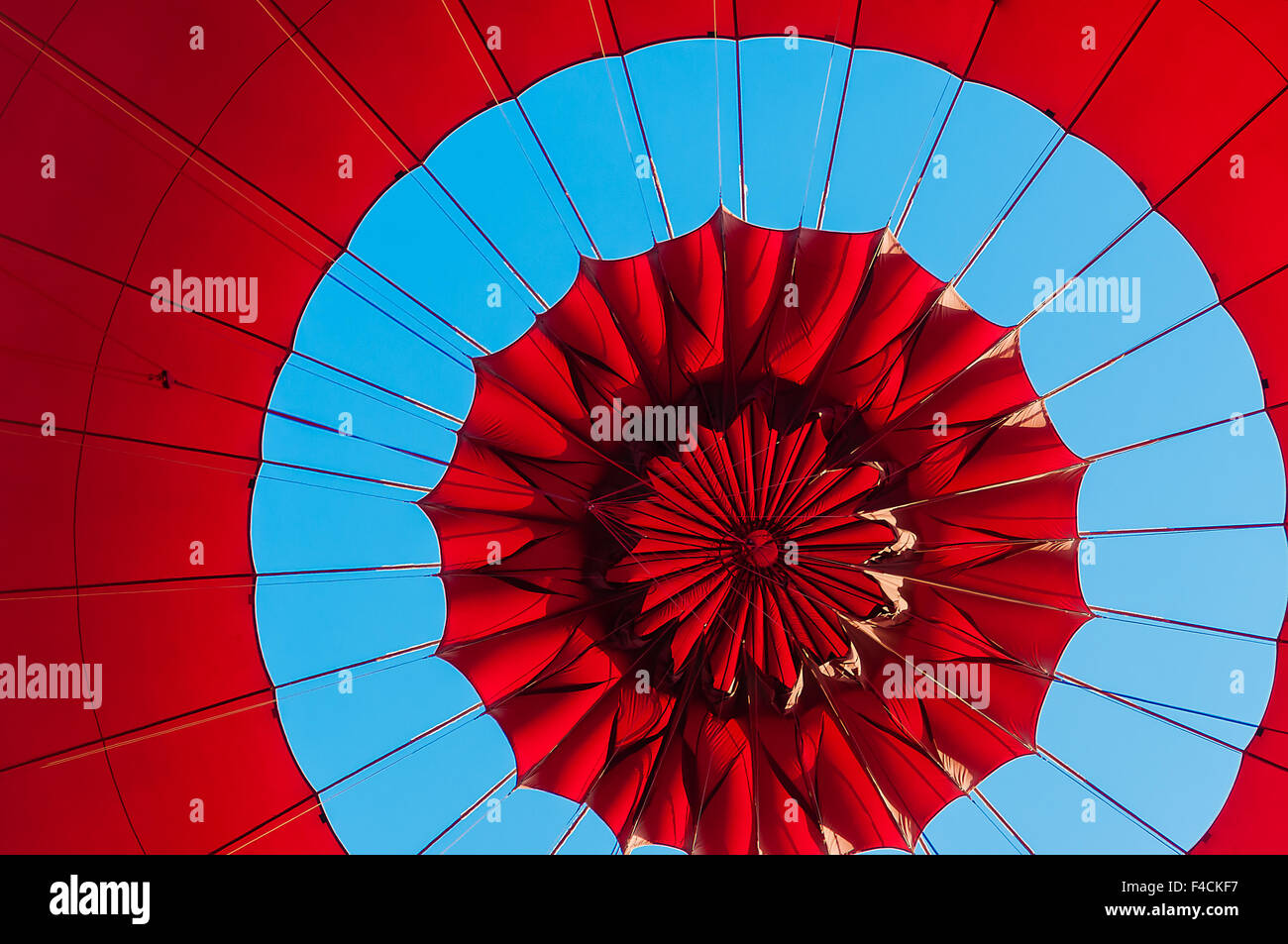Ballon in den himmel fliegen -Fotos und -Bildmaterial in hoher ...