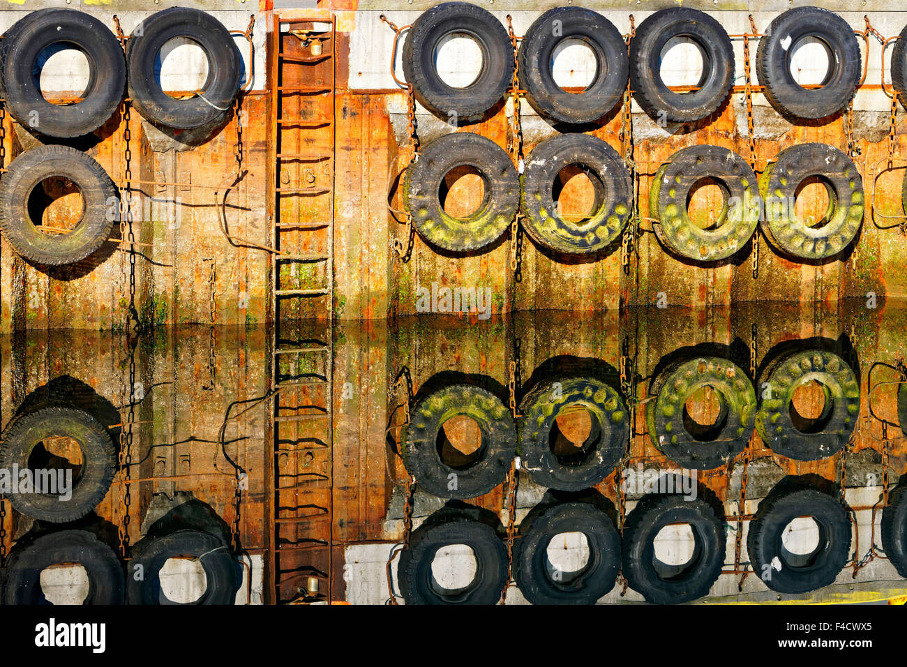 Tyres on harbour wall -Fotos und -Bildmaterial in hoher Auflösung – Alamy