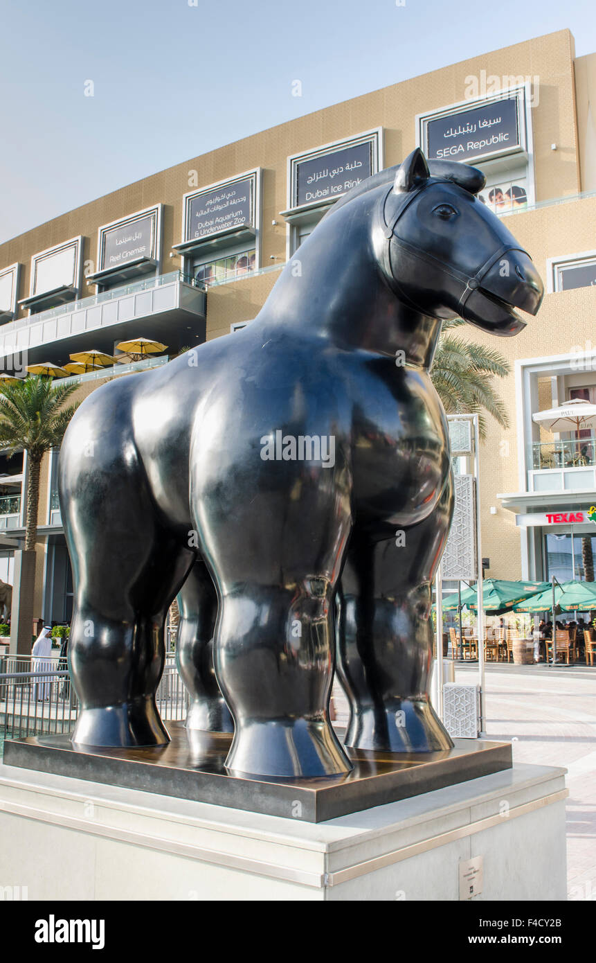 Pferd Skulptur von Fernando Botero in der Dubai Mall (weltweit größte ...