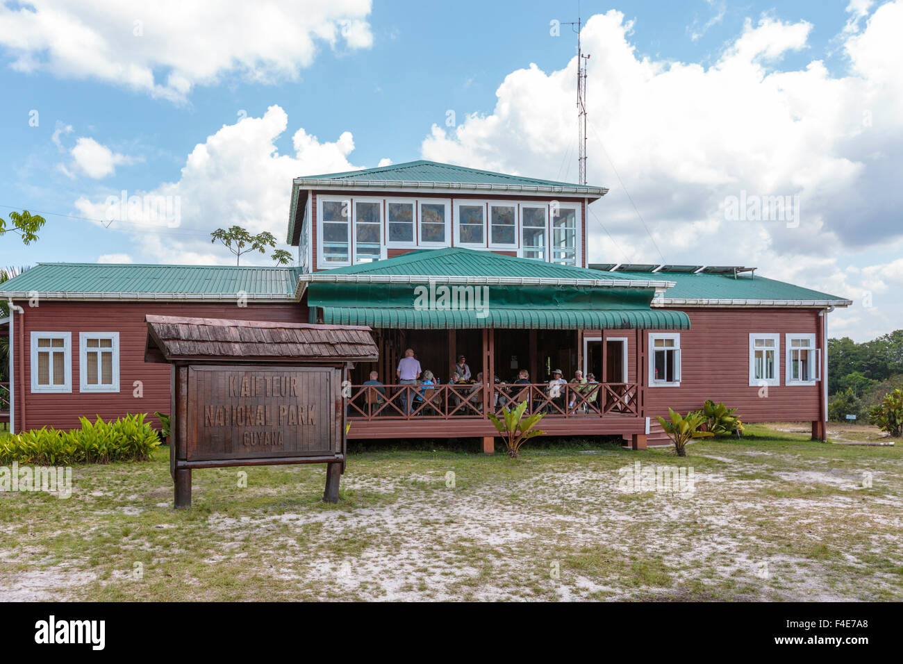 Südamerika, Guyana, Kaieteur Falls. Touristen sitzen auf der Veranda ...