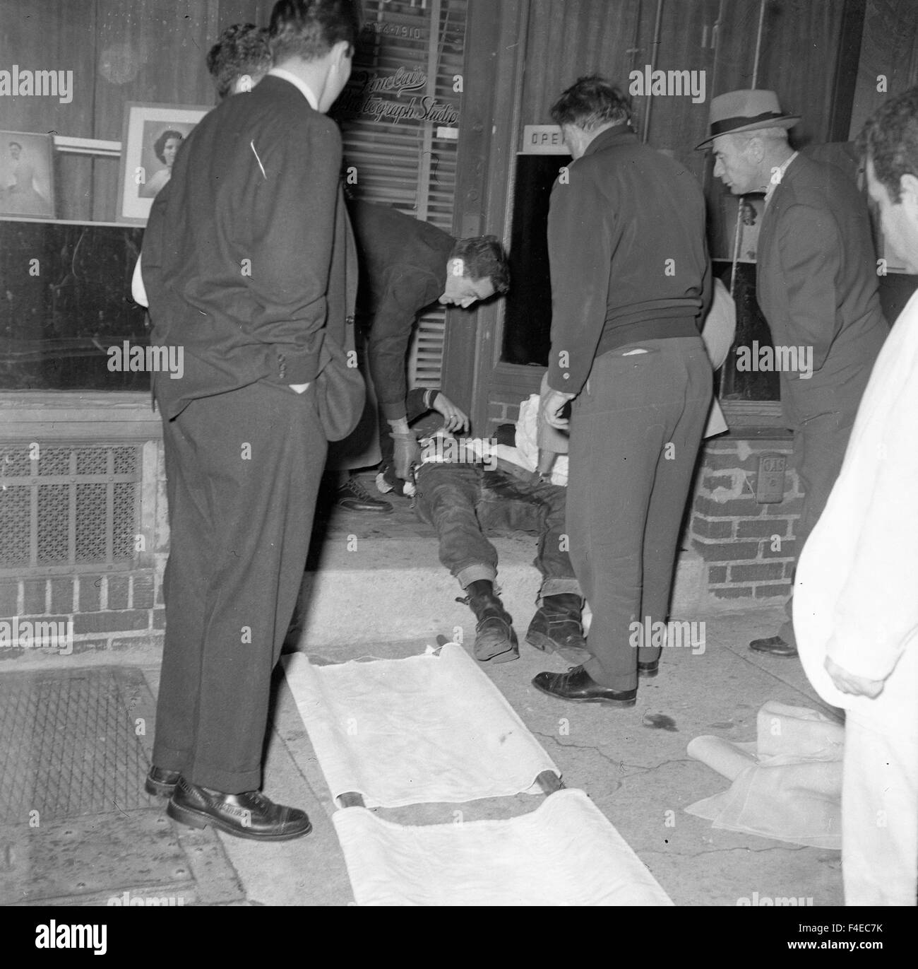 Ist auf eine bahre gelegt -Fotos und -Bildmaterial in hoher Auflösung ...