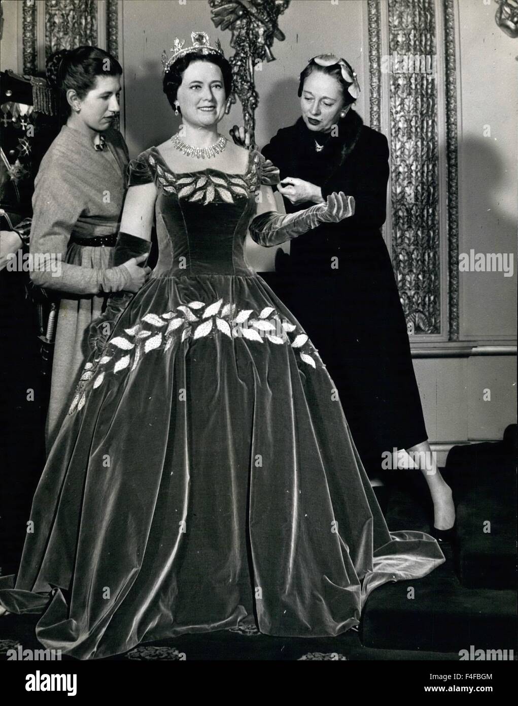 1962 - Tussaud Königinmutter trägt ein Hartnell Kleid Madame D Ise von ...