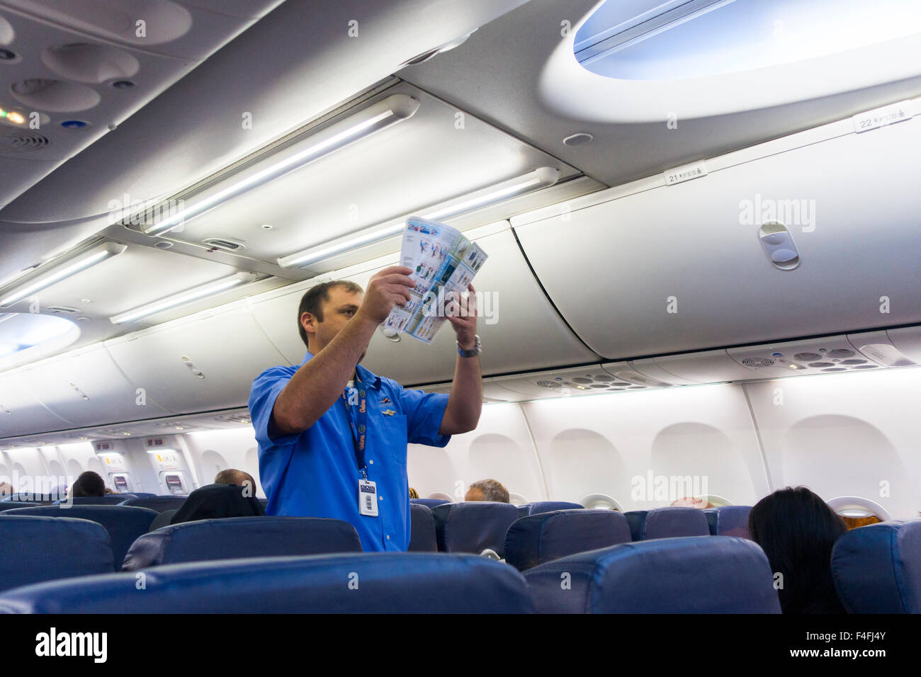Flugbegleiterin Besatzung geben Sicherheitshinweise Stockfotografie - Alamy