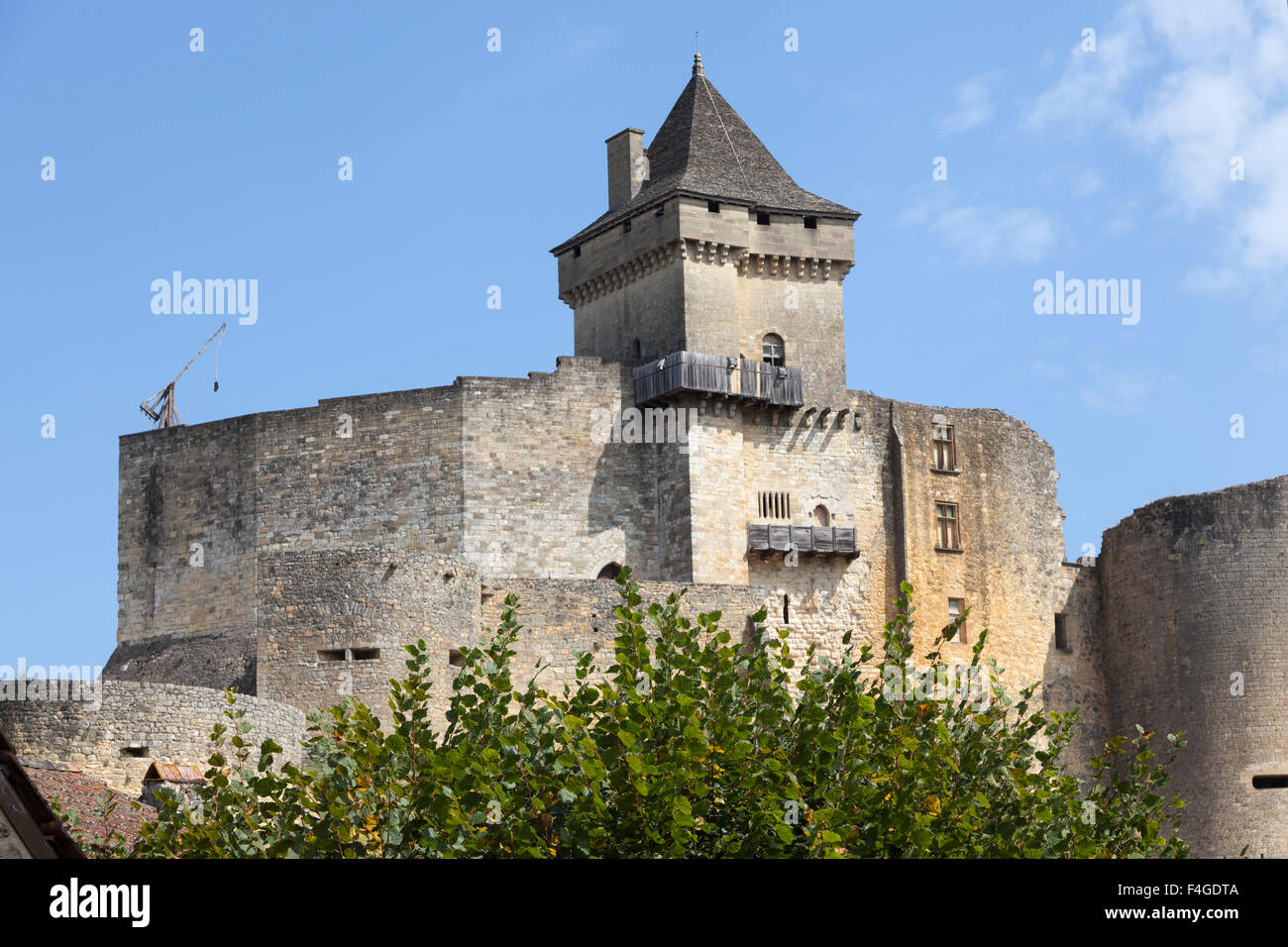 Der Bergfried des Schlosses Castelnaud la Chapelle im schwarzen ...