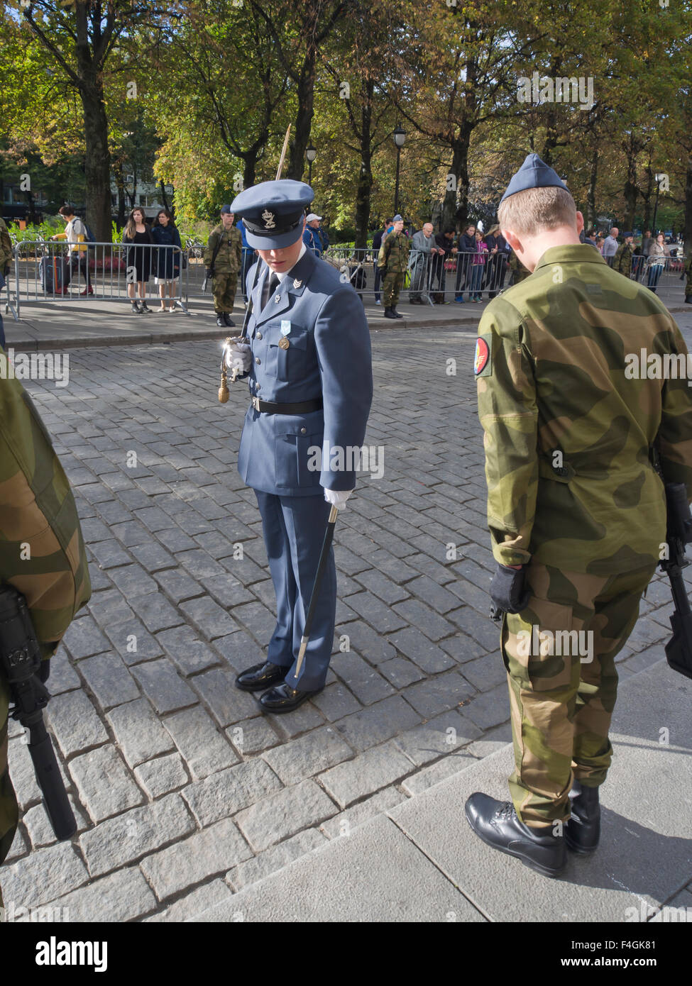 Soldat in der schlange -Fotos und -Bildmaterial in hoher Auflösung – Alamy