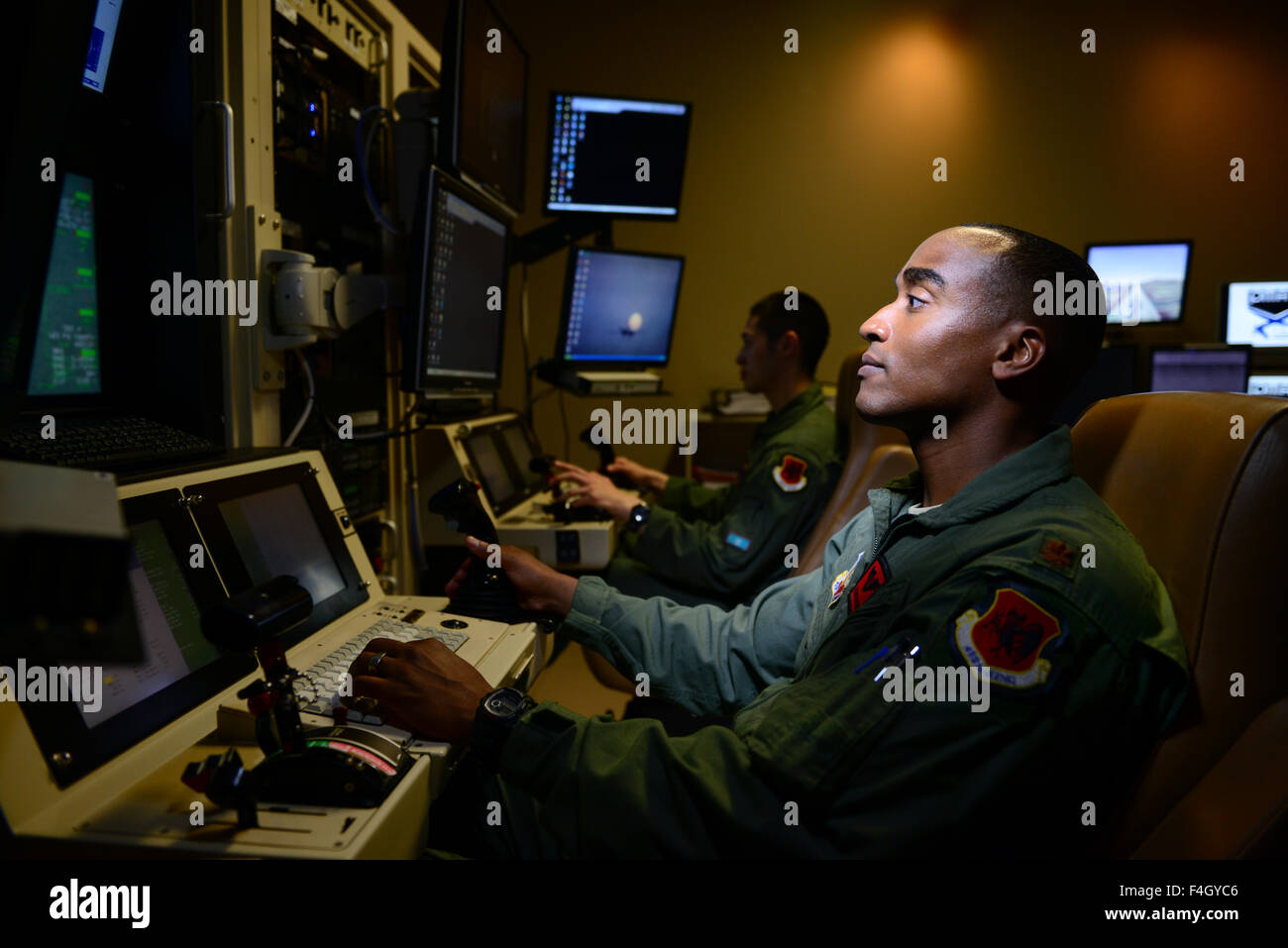 US Air Force MQ-9 Reaper UAV Drohne Pilot steuert ein Flugzeug von der ... US Air Force MQ-9 Reaper UAV Drohne Pilot steuert ein Flugzeug von der ...