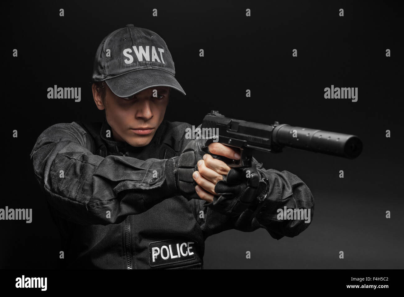 Police officer pistol -Fotos und -Bildmaterial in hoher Auflösung – Alamy