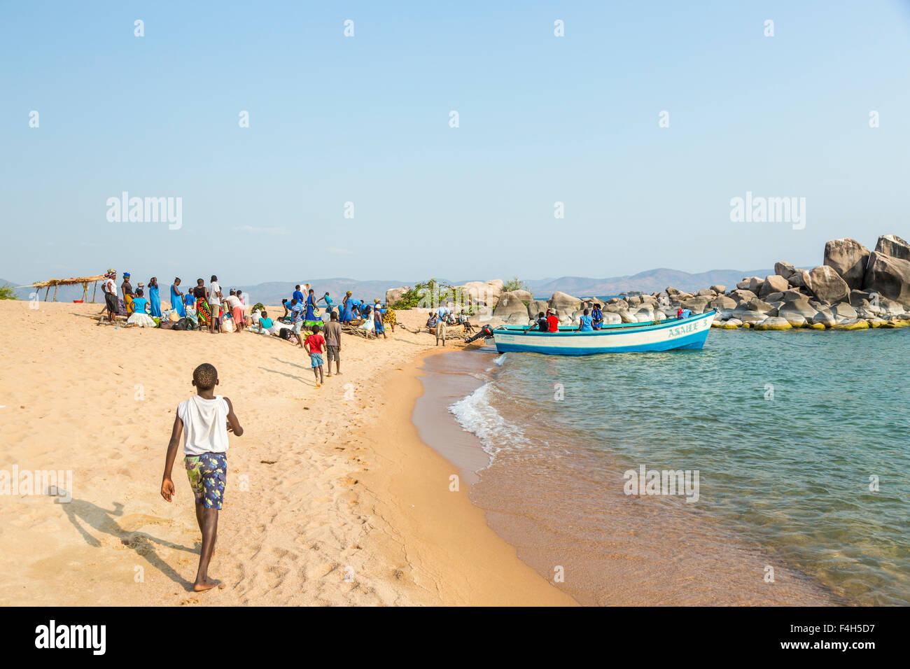 Menschen vor Ort entladen waren von einem Boot am Strand am See, Lake ...