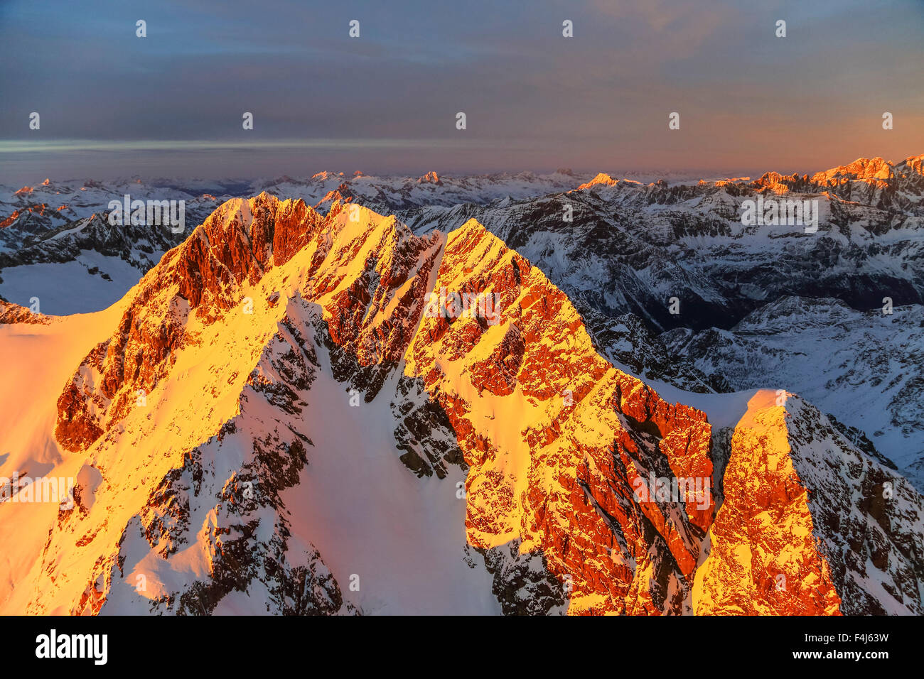 Luftaufnahme des Monte Disgrazia und Bernina Gruppe bei Sonnenuntergang ...