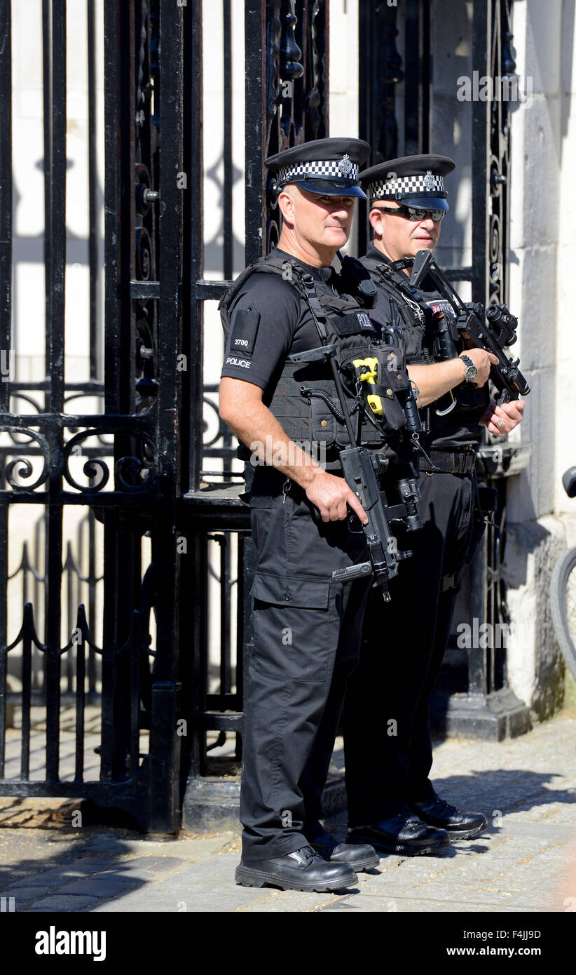 London polizeiwaffen -Fotos und -Bildmaterial in hoher Auflösung – Alamy