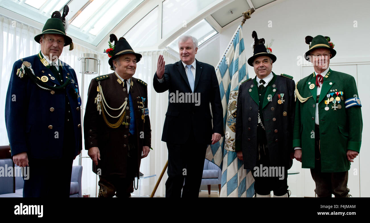 Bayerischen premier Horst Seehofer (C, CSU) trifft Mitglieder der ...
