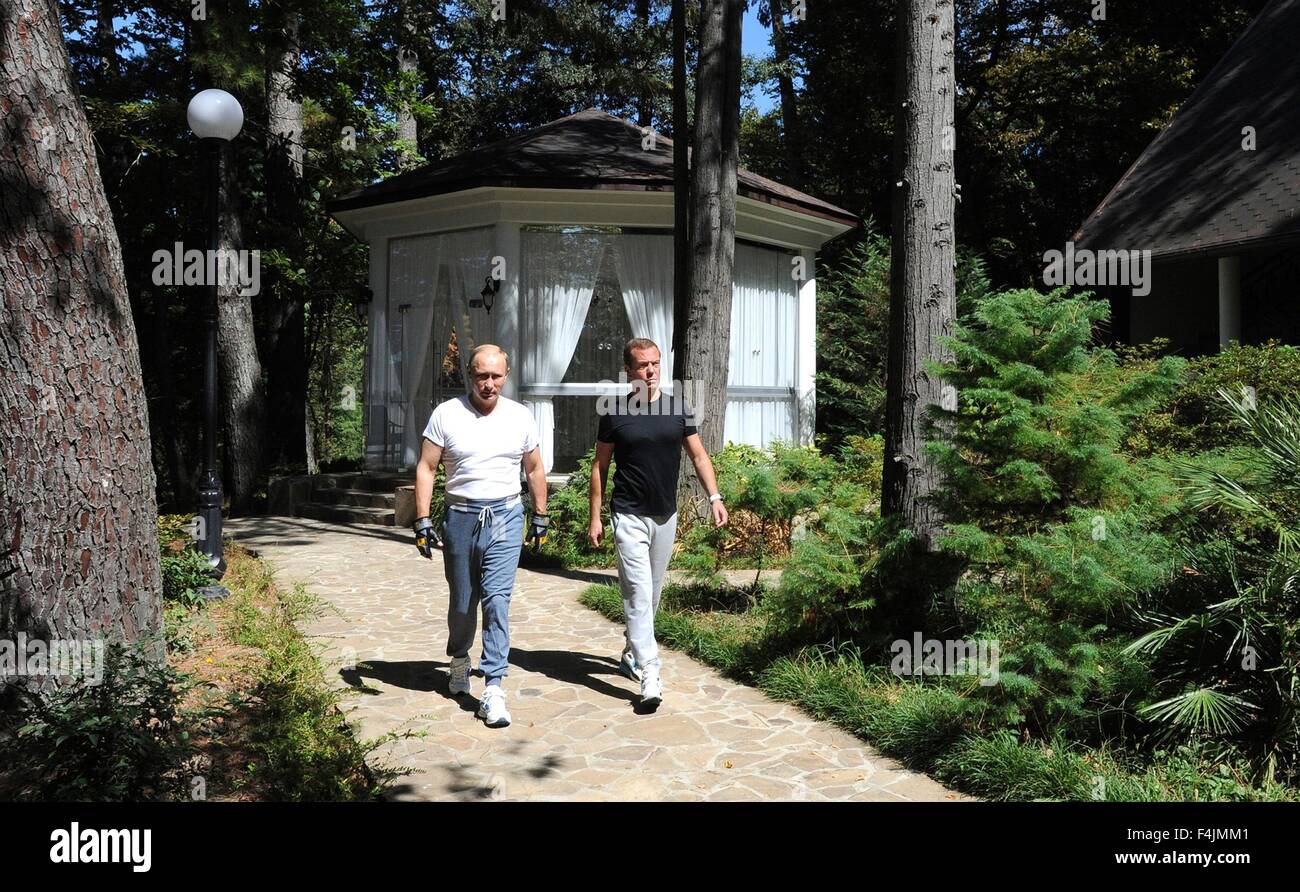 Russian president vladimir putin walks -Fotos und -Bildmaterial in ...