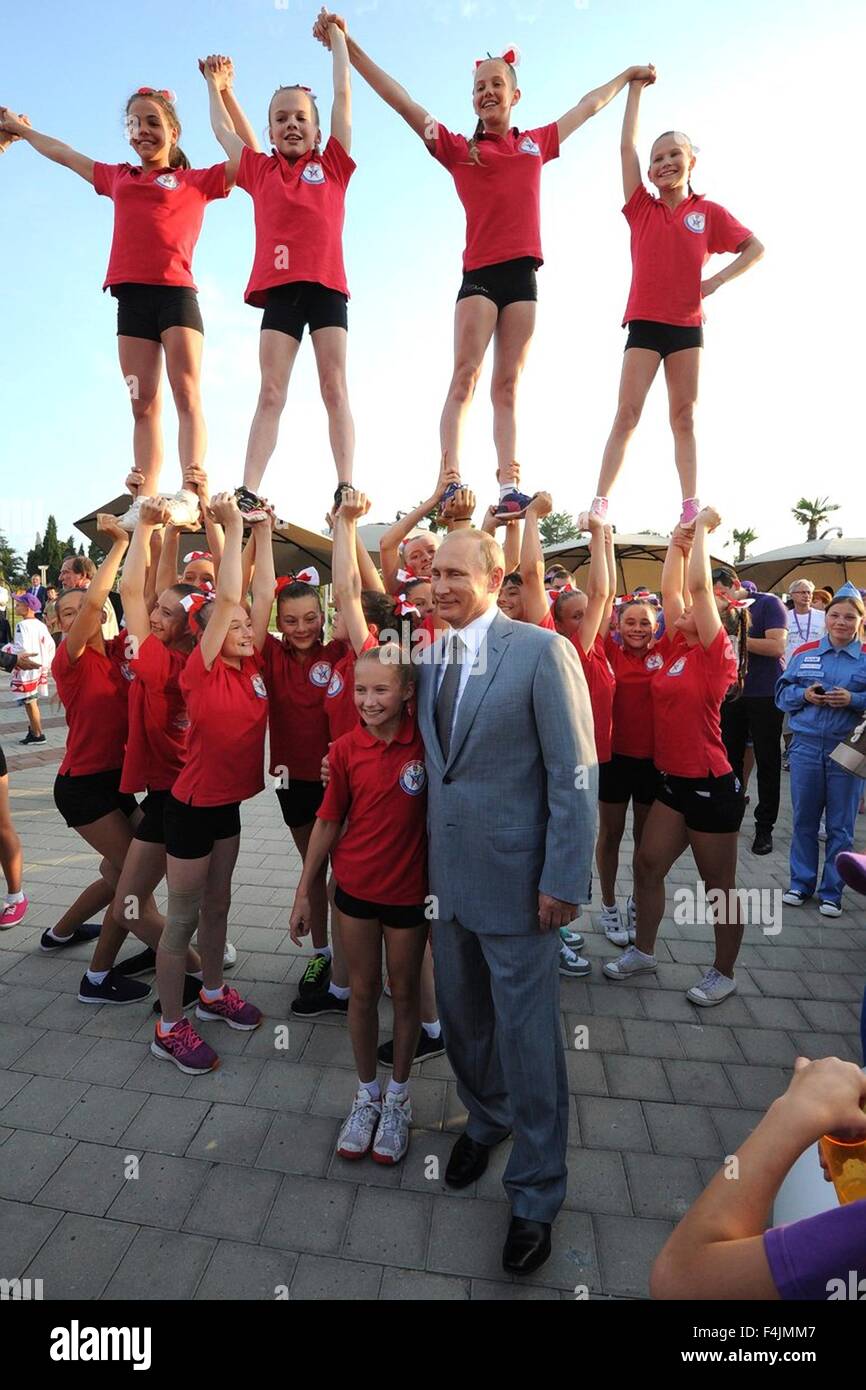 Russian president vladimir putin girls -Fotos und -Bildmaterial in ...
