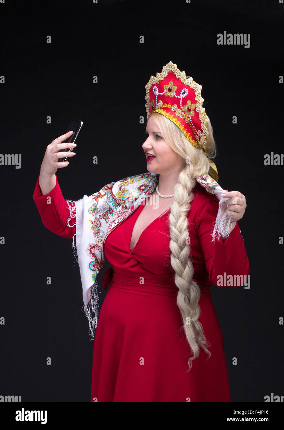 Mädchen Stehen In Russische Tracht Selfie Zu Tun Frau Trägt Sarafan 2089