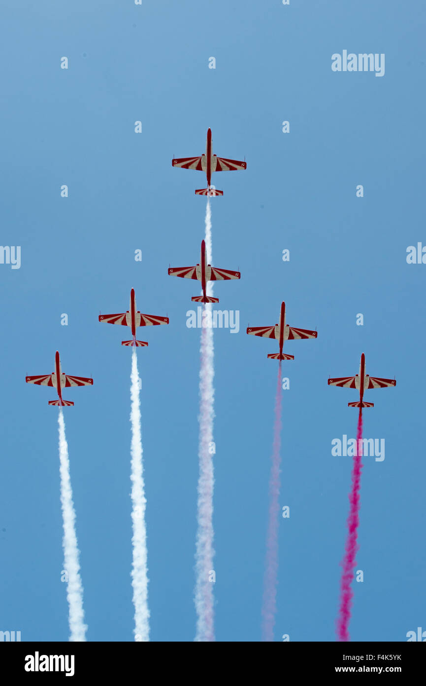 Soldaten, Panzer und andere militärische Fahrzeuge Line-up auf den ...