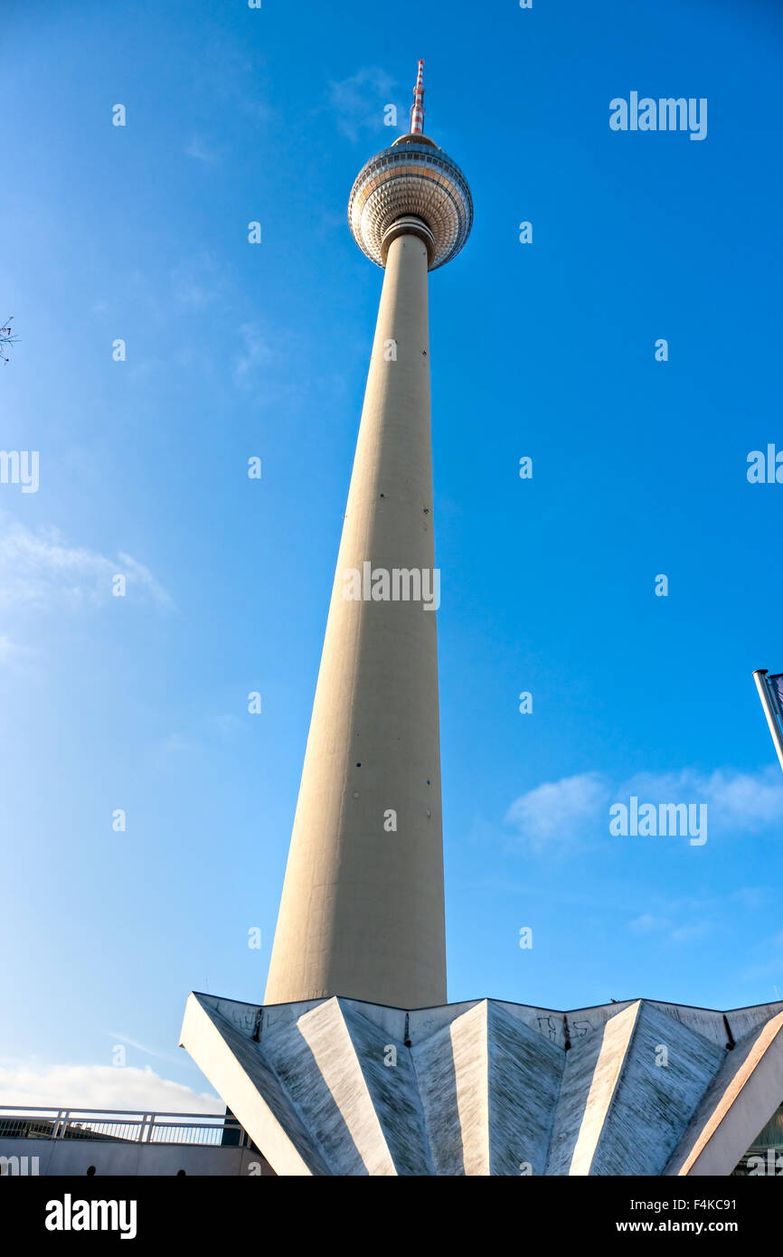 Fernsehturm und u bahn -Fotos und -Bildmaterial in hoher Auflösung – Alamy