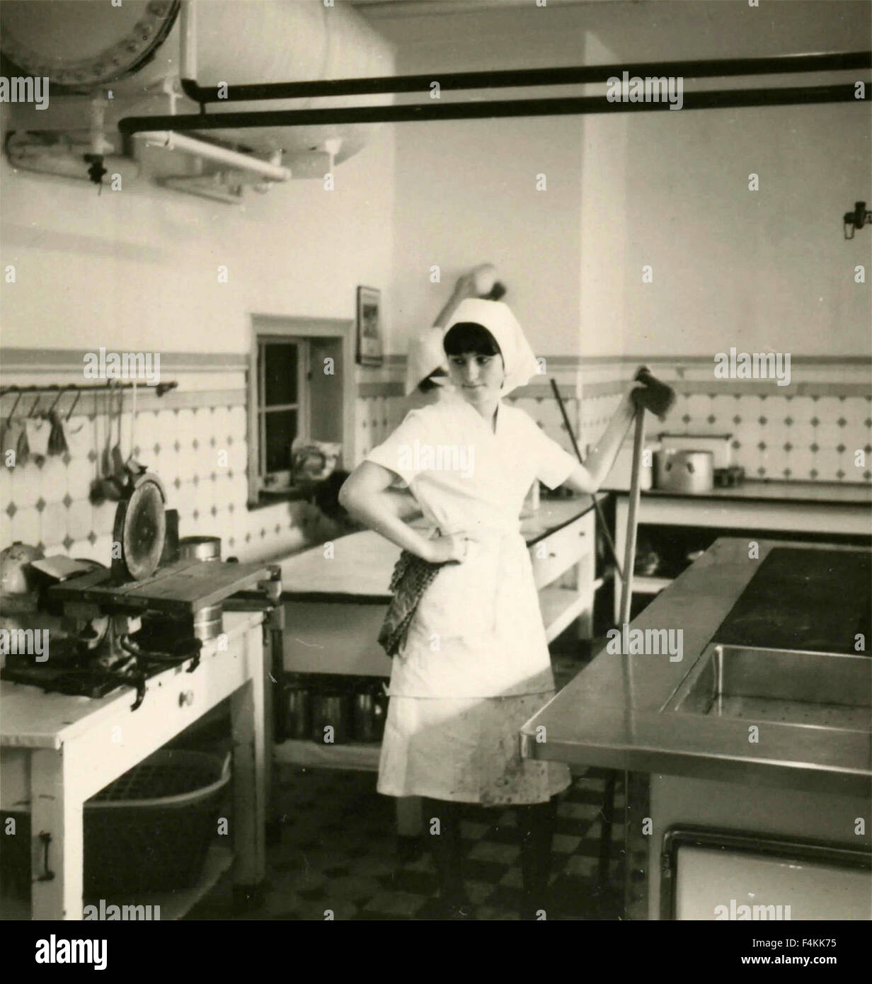 Kochen in der küche 1930 -Fotos und -Bildmaterial in hoher Auflösung ...