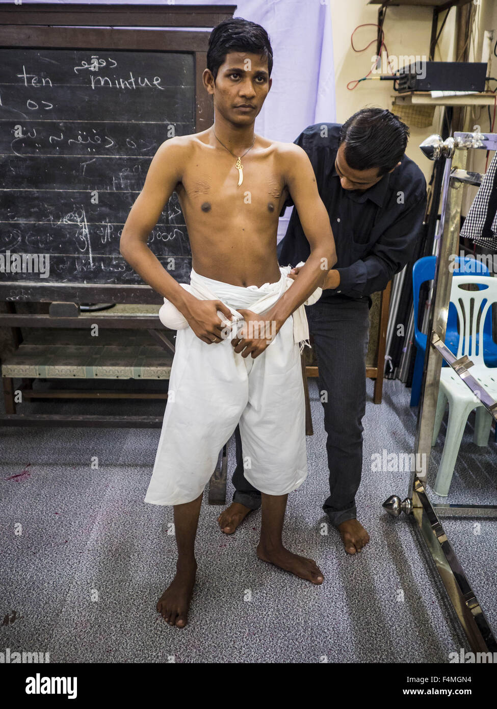 Division von Yangon, Myanmar. 20. Oktober 2015. Ein Teenager, der geht ...
