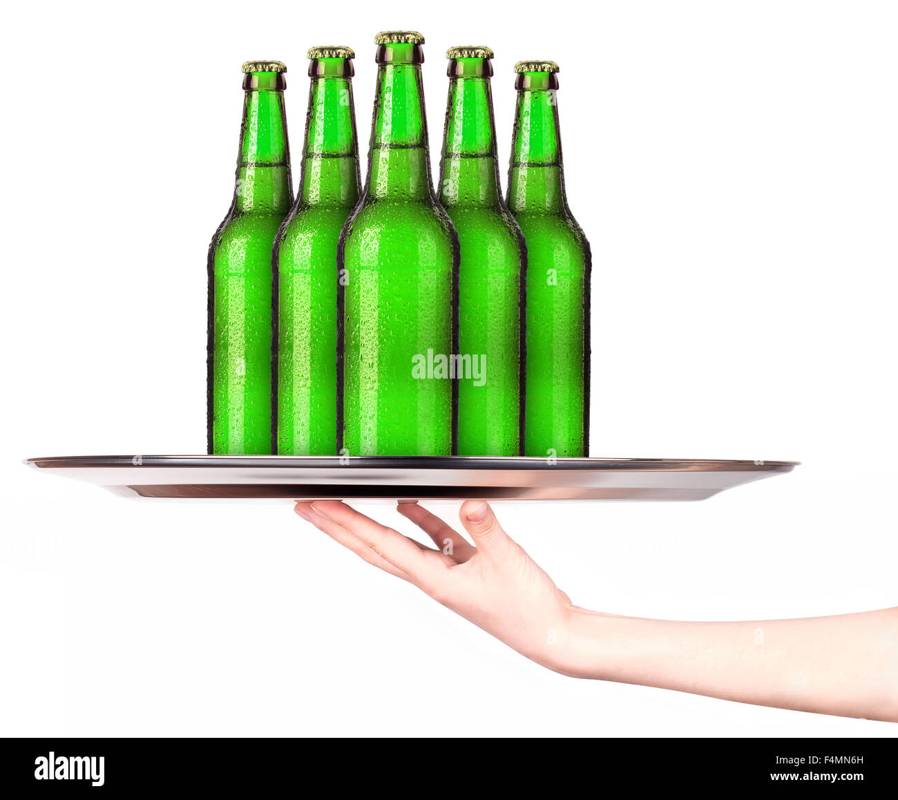 Kellnerin mit Tablett mit Flaschen Bier isoliert auf weißem Hintergrund ...