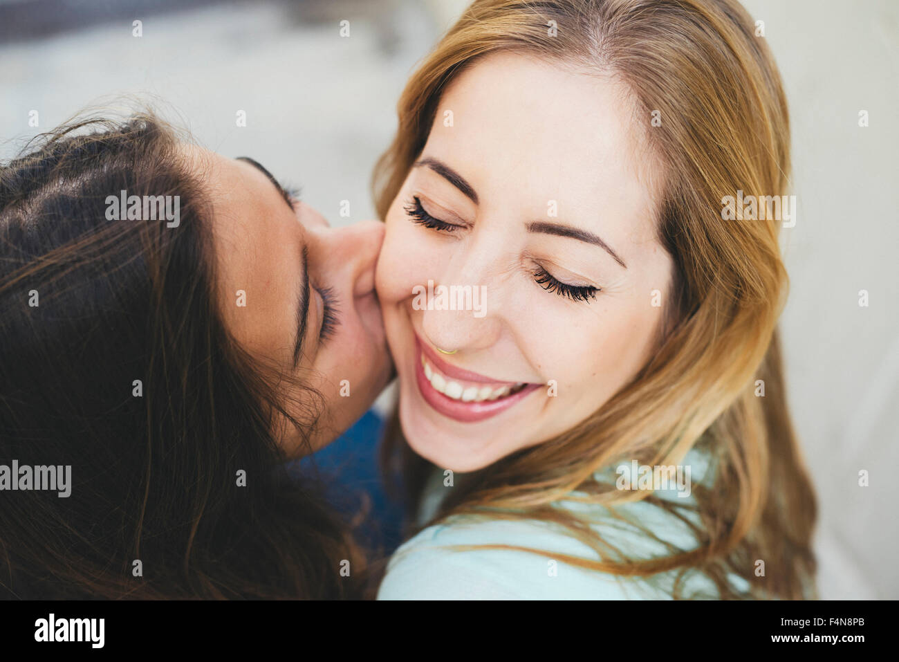 Mädchen Junge Frau Auf Die Wange Küssen Stockfotografie Alamy