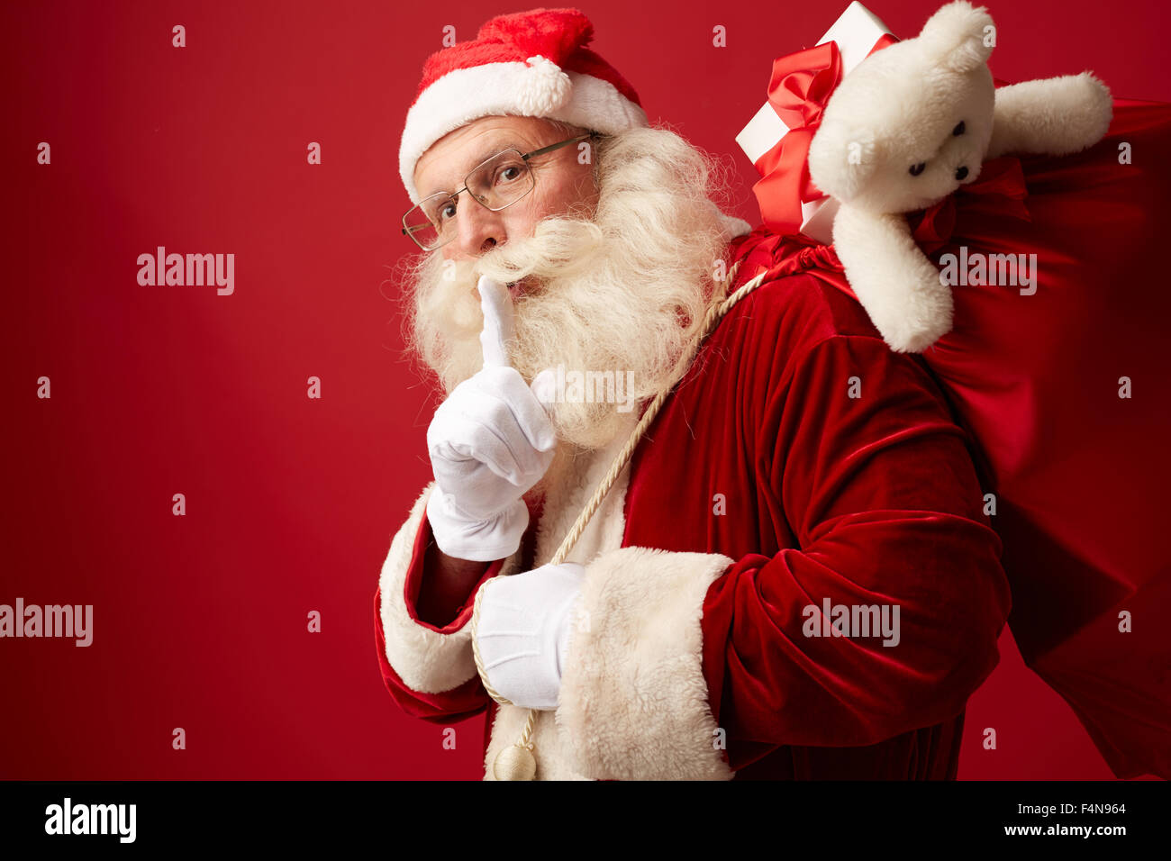 Santa Carrying Big Red Sack Fotos Und Bildmaterial In Hoher Auflösung