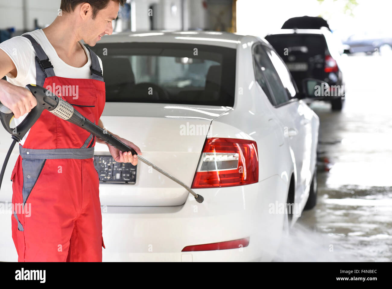 Auto putzen, Mann Auto mit Hochdruckreiniger reinigen Stockfotografie ...