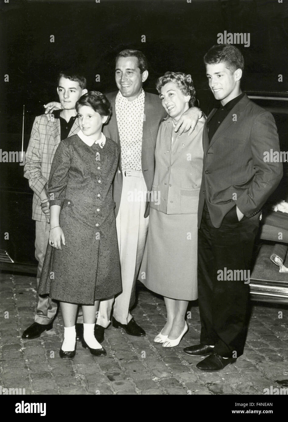 Amerikanische Sängerin Perry Como mit seiner Frau und seinen Kindern ...