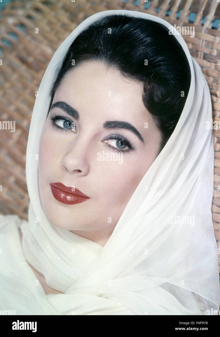 Elizabeth Taylor Gigante 1955 Fotos Und Bildmaterial In Hoher elizabeth-taylor-gigante-1955-fotos-und-bildmaterial-in-hoher