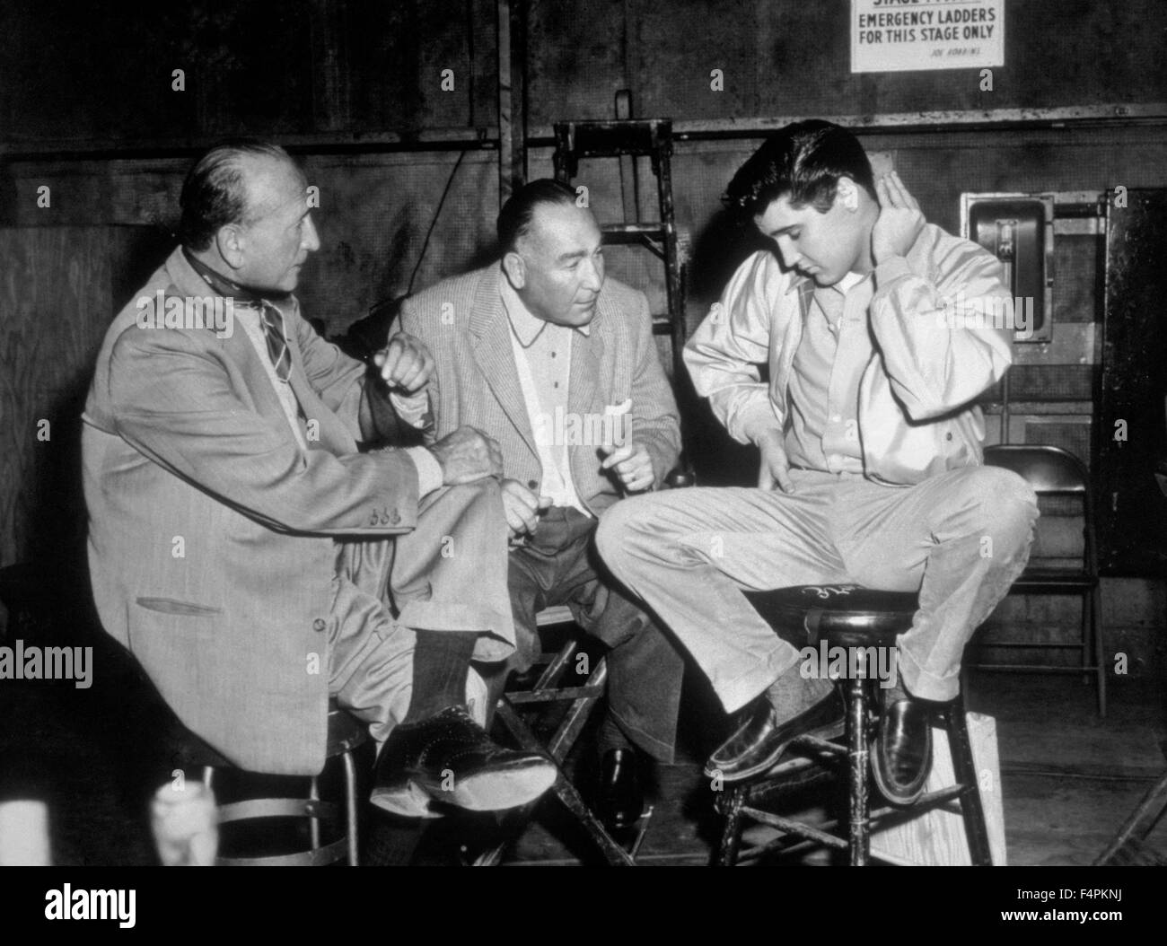 Am Set, Hal Wallis (Produzent), Michael Curtiz (Regisseur) und Elvis ...