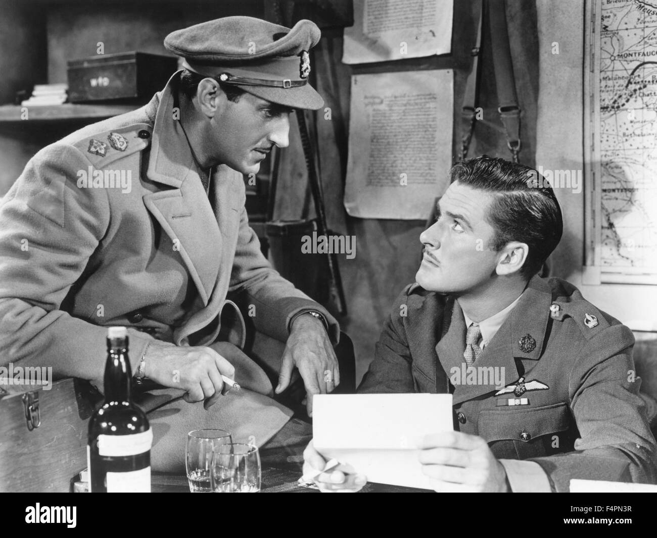 Basil Rathbone und Errol Flynn / La Patrouille de Aube / 1938 unter der ...