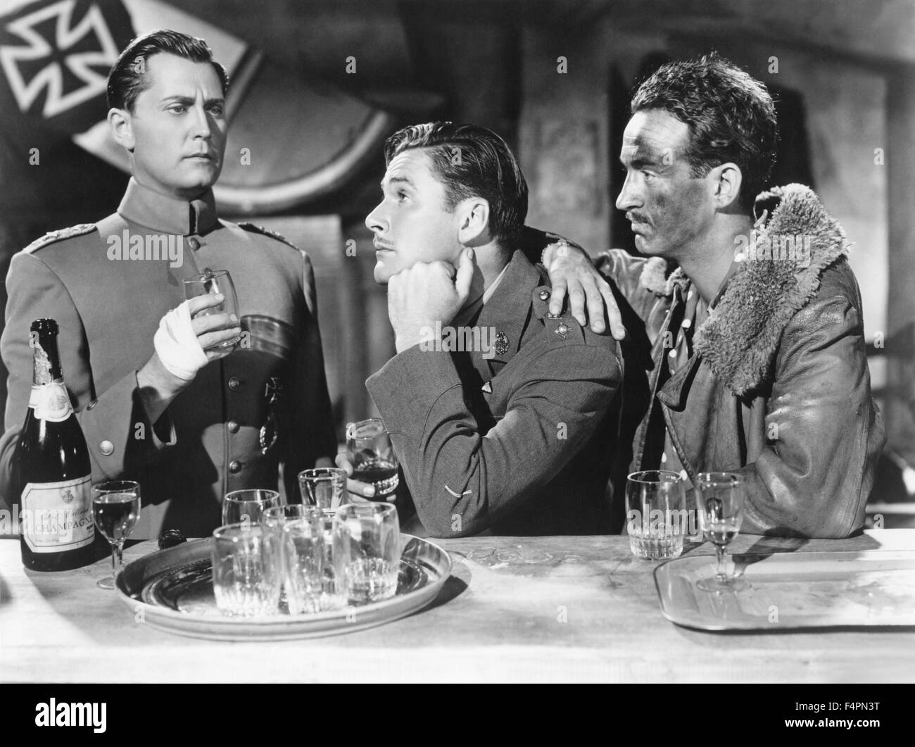 Carl Esmond, Errol Flynn und David Niven / La Patrouille de Aube / 1938 ...