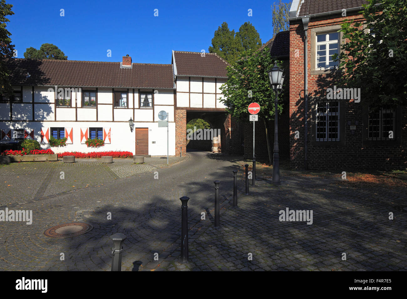 Schlossplatz Und Schlosstor bin Alten Schloss in Grevenbroich ...
